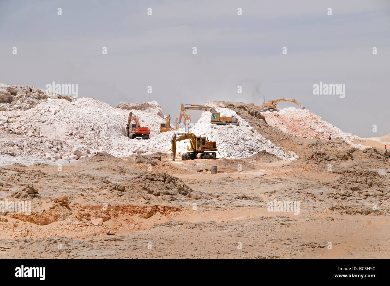 Egypt sahara desert road making building construction hi-res stock ...