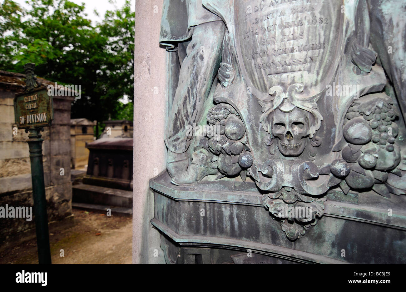 Inside the cemetery of Pere Lachaise, the most iconic graveyard in ...