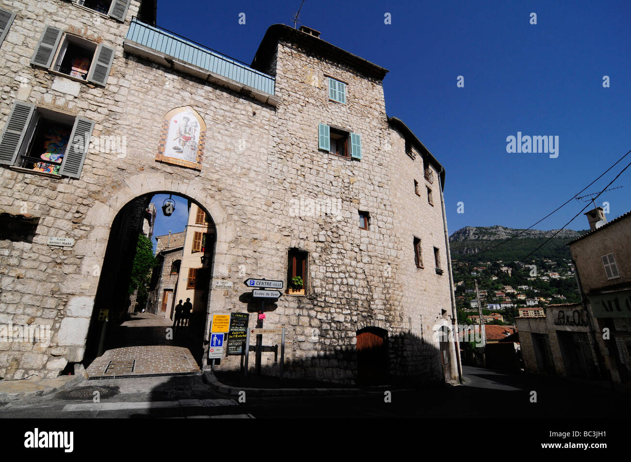 Streets in provencal village hi-res stock photography and images - Alamy