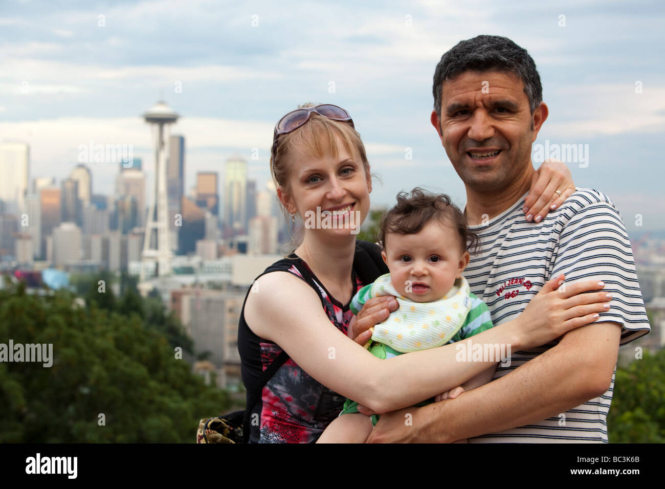 Family portrait view seattle skyline hi-res stock photography and ...