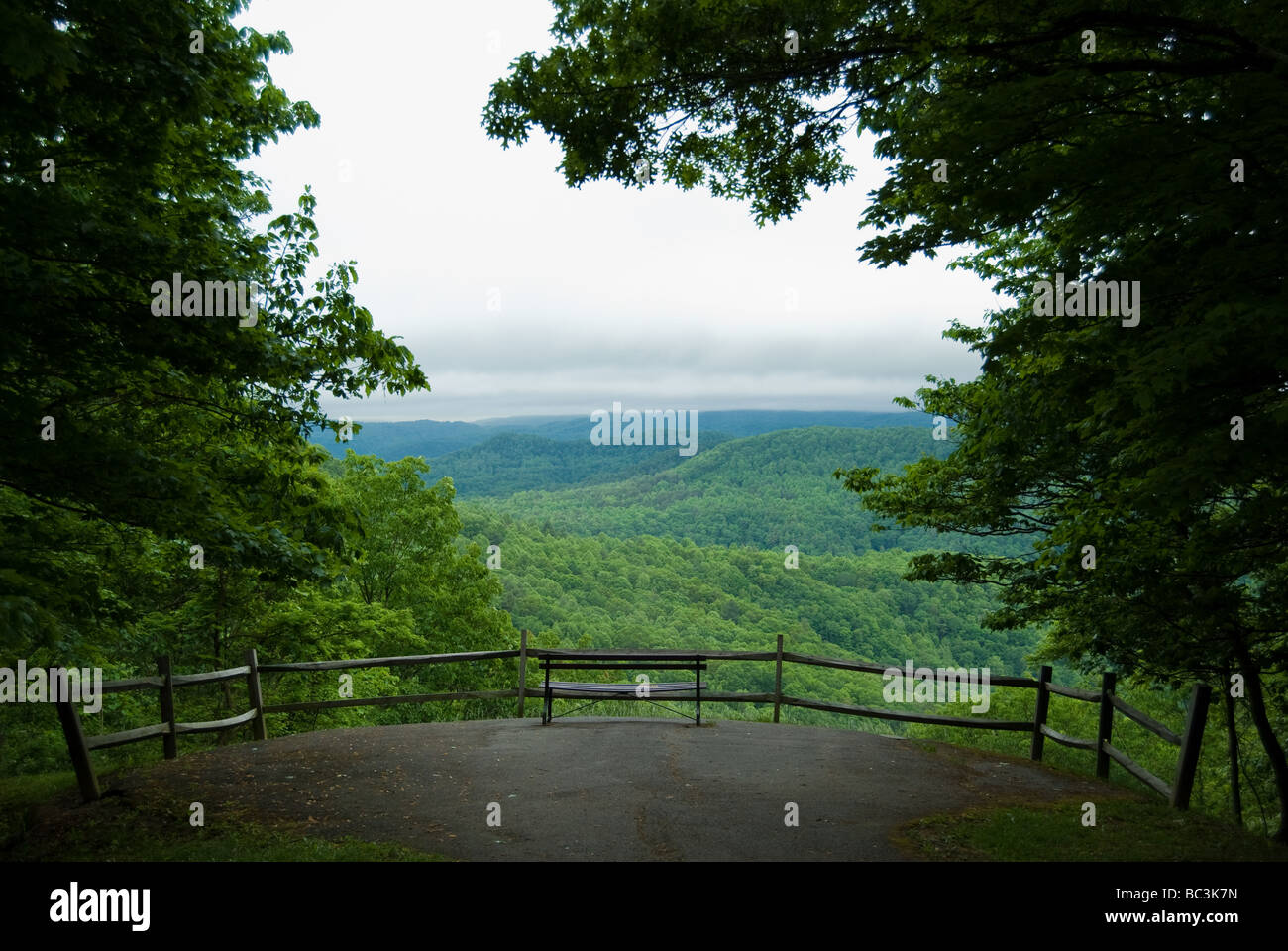 Overlook fence hi-res stock photography and images - Alamy