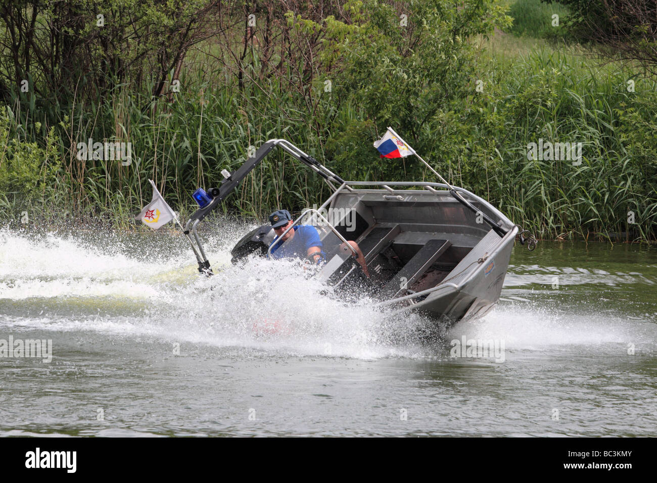 Speed boat & outboard engine making a bow wave Stock Photo - Alamy