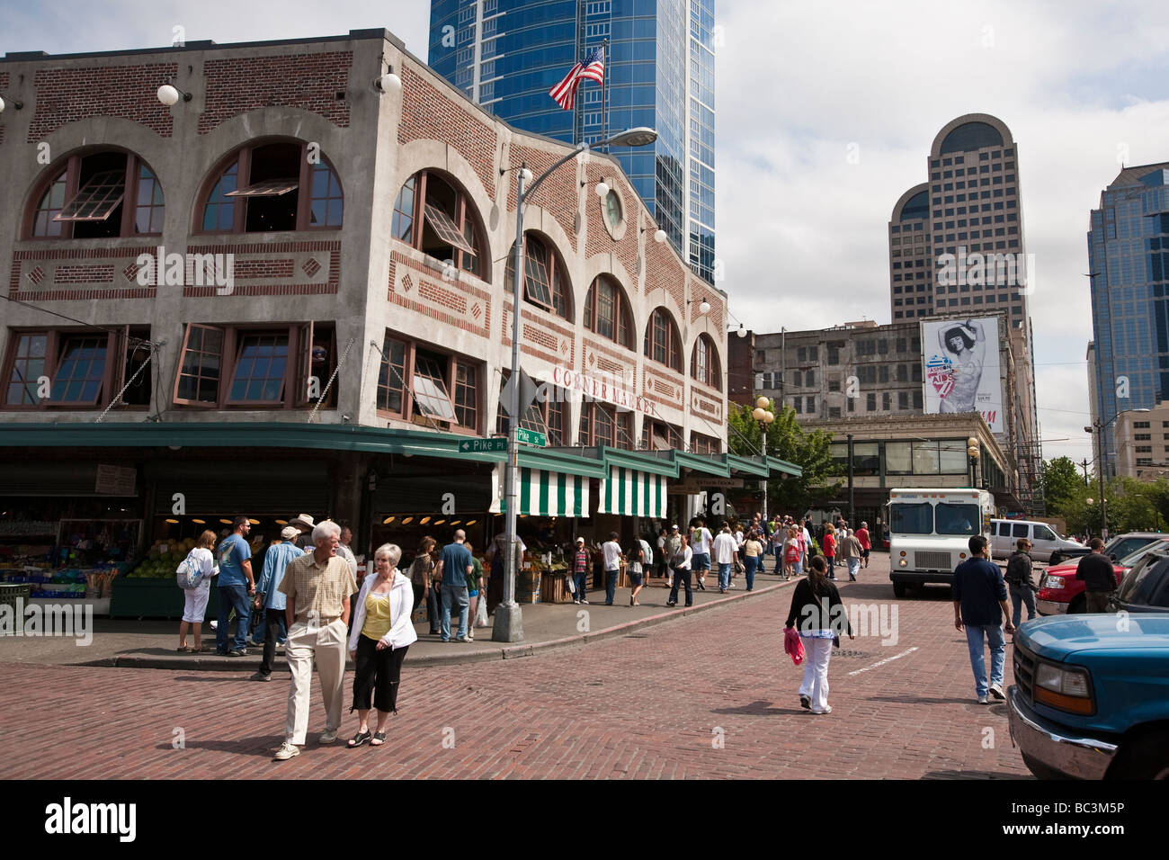 People in downtown hi-res stock photography and images - Alamy