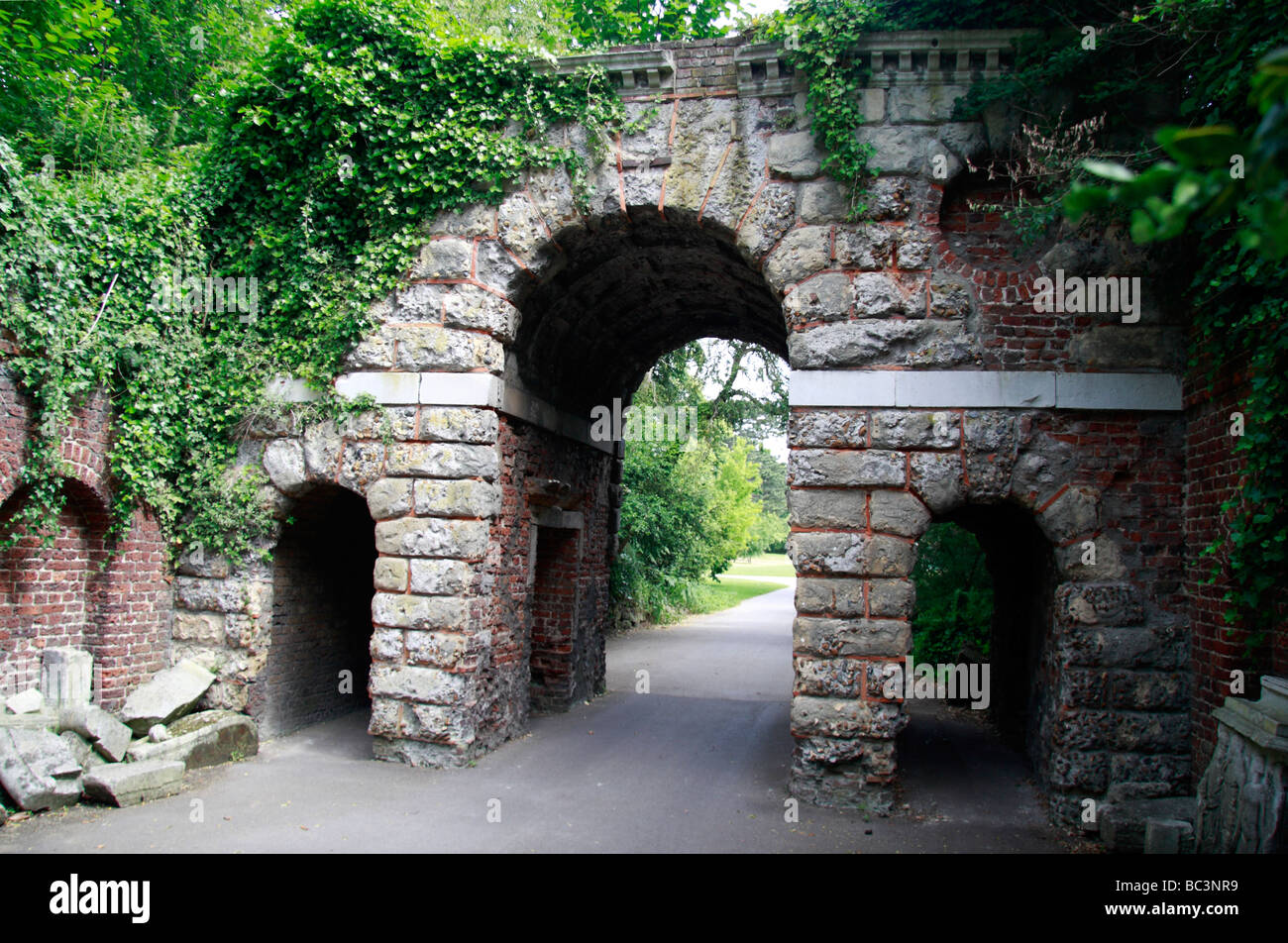 The Ruined Arch in the Royal Botanic Gardens, Kew Gardens, England ...