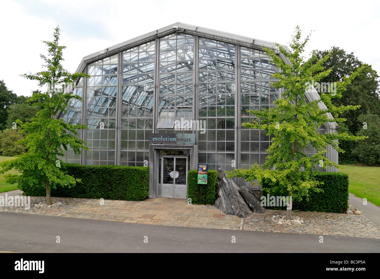 External view of Evolution House, The Royal Botanic Gardens, Kew ...