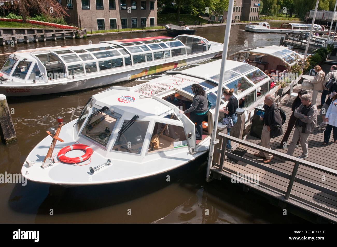 Passengers embarking a canal bus on an Amsterdam Canal Stock Photo - Alamy