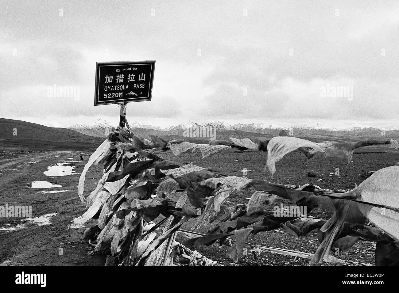 friendship highway gyatsola pass Stock Photo - Alamy