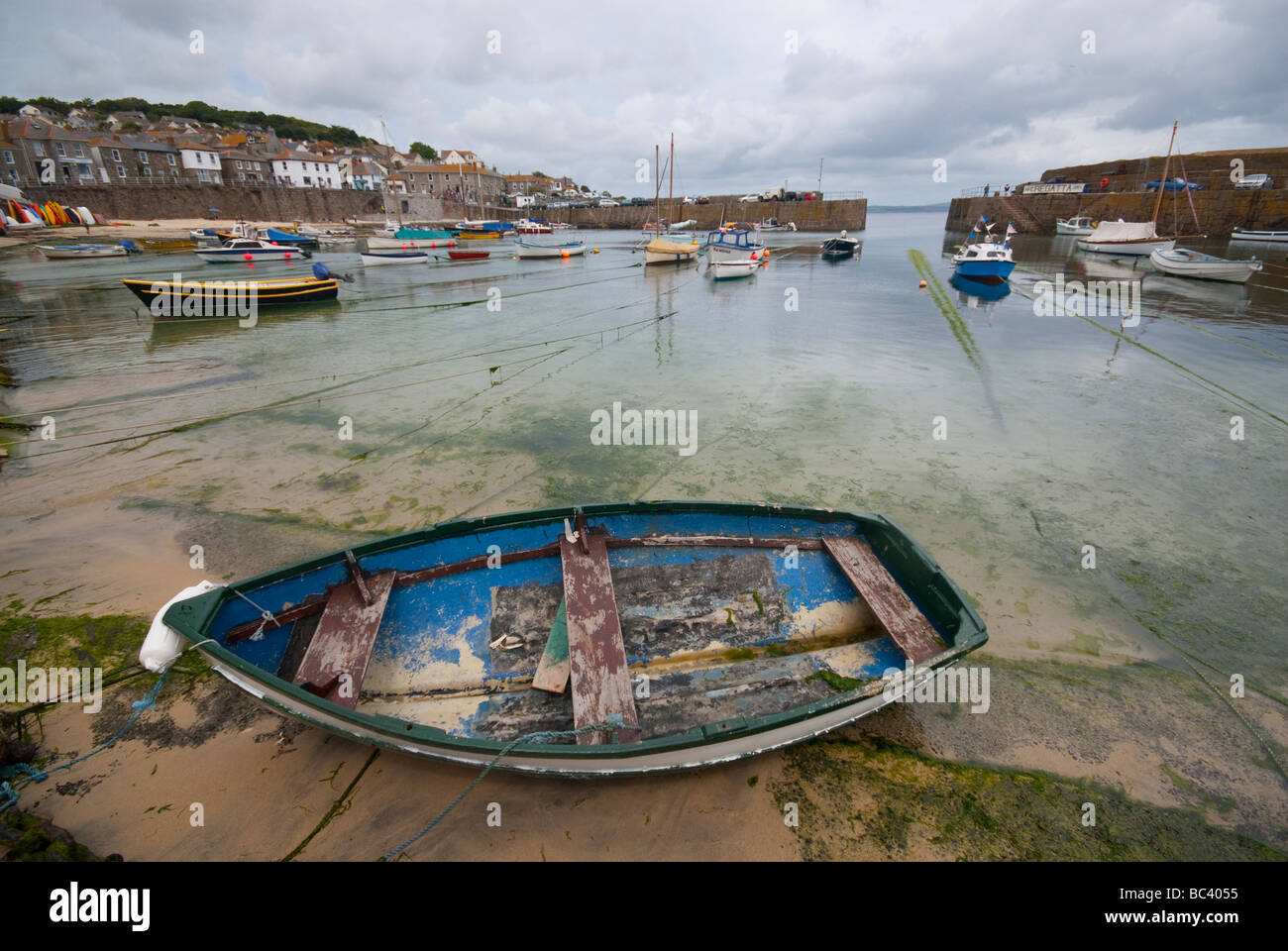 Fishing boats mousehole cornwall boat hi-res stock photography and ...
