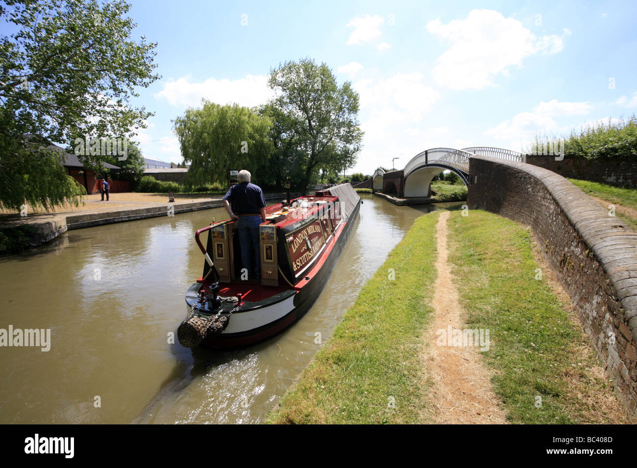 Working narrowboat at the junction of the Grand Union and Oxford Canals ...