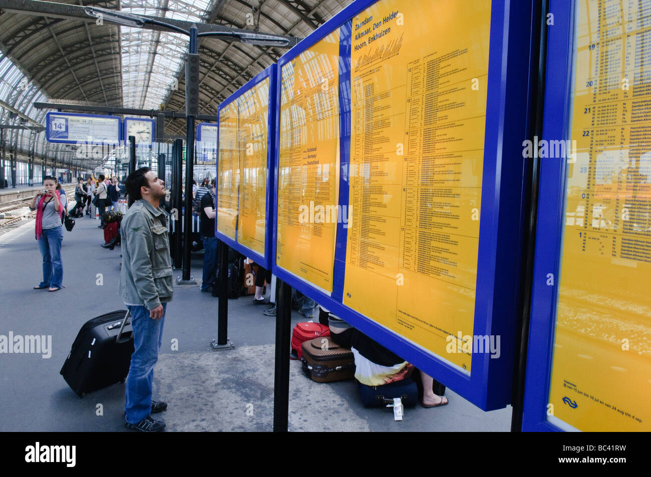 Train timetable board hi-res stock photography and images - Alamy