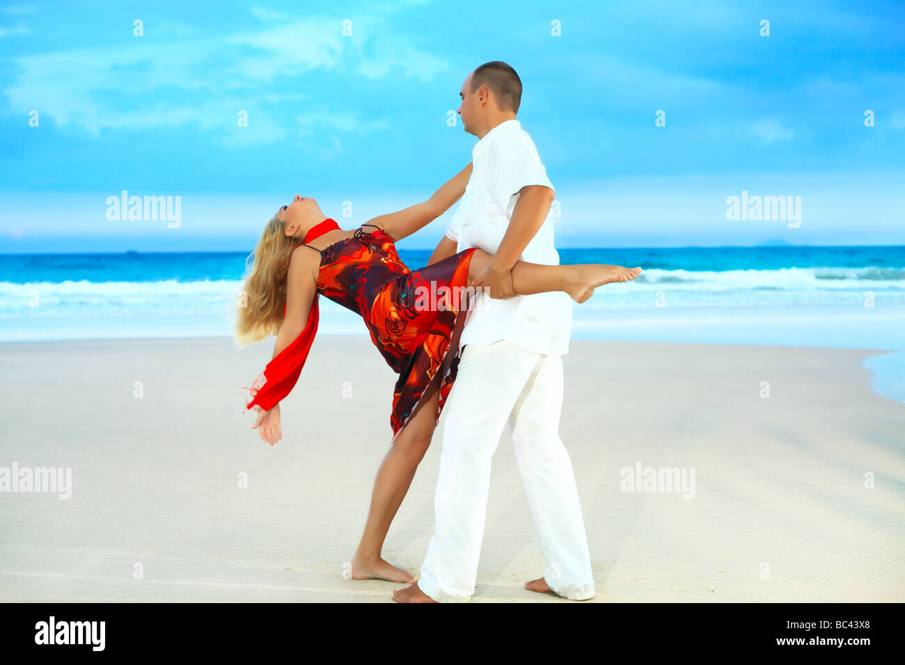 Young couple dancing on the tropical beach Stock Photo - Alamy