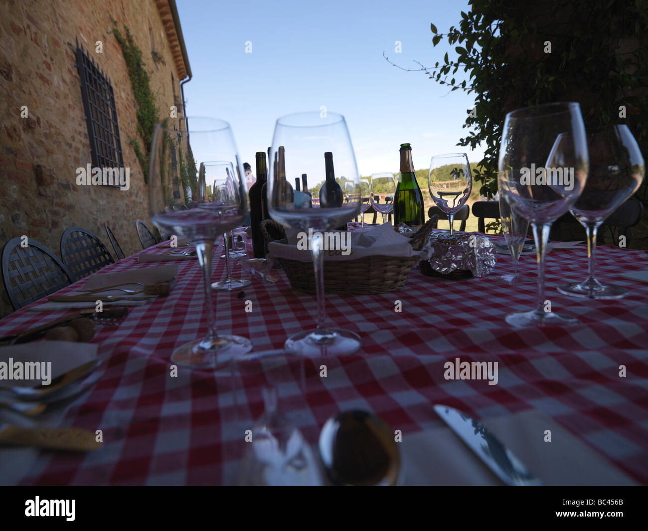 Table top in Tuscany, ready for dinner Stock Photo - Alamy