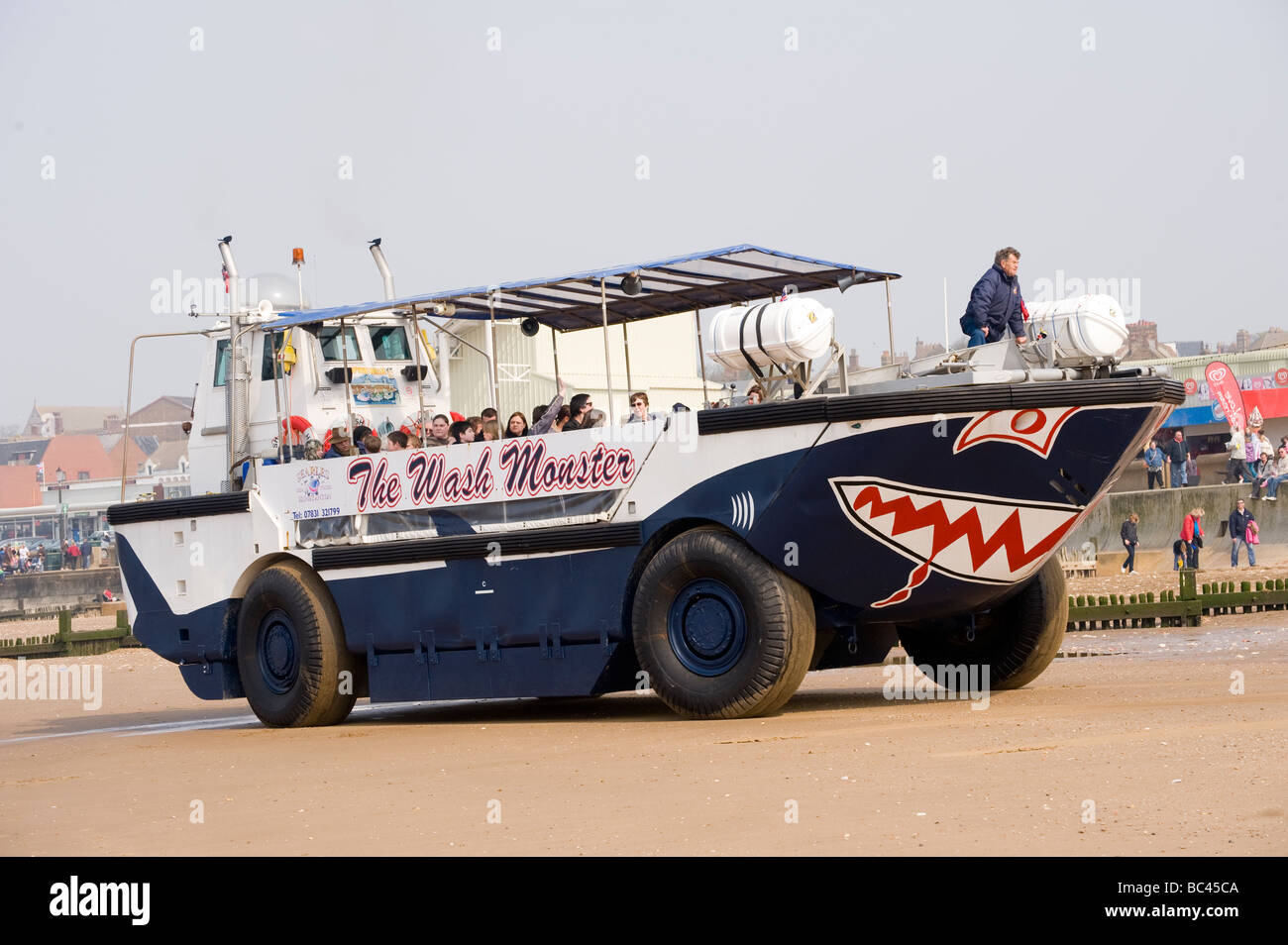 Amphibious craft hi-res stock photography and images - Alamy