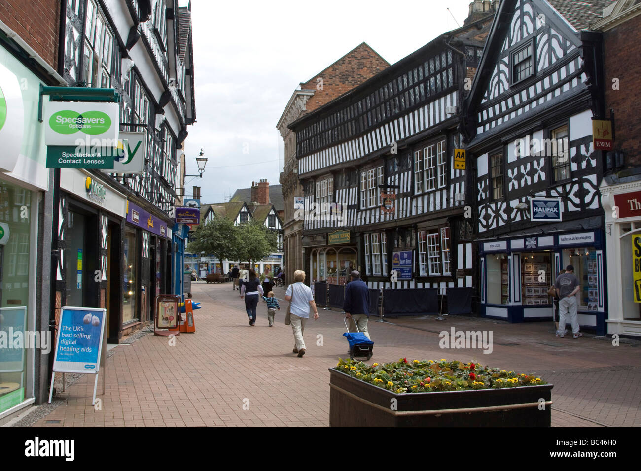 Nantwich town centre shops hi-res stock photography and images - Alamy