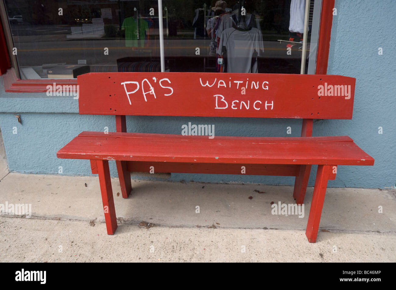 Mens bench hi-res stock photography and images - Alamy