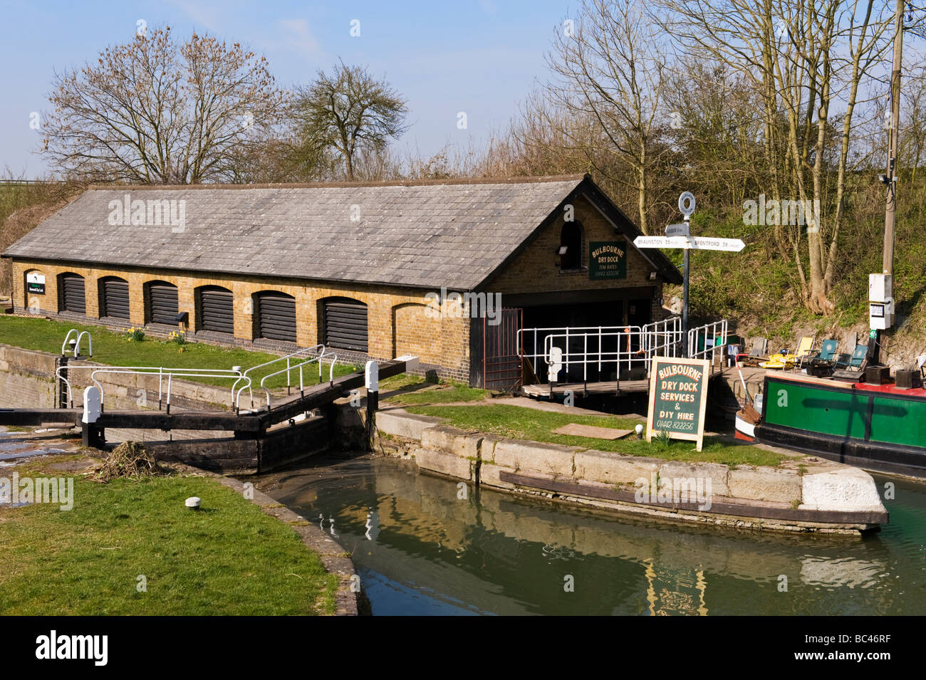 Repairing narrow boats hi-res stock photography and images - Alamy