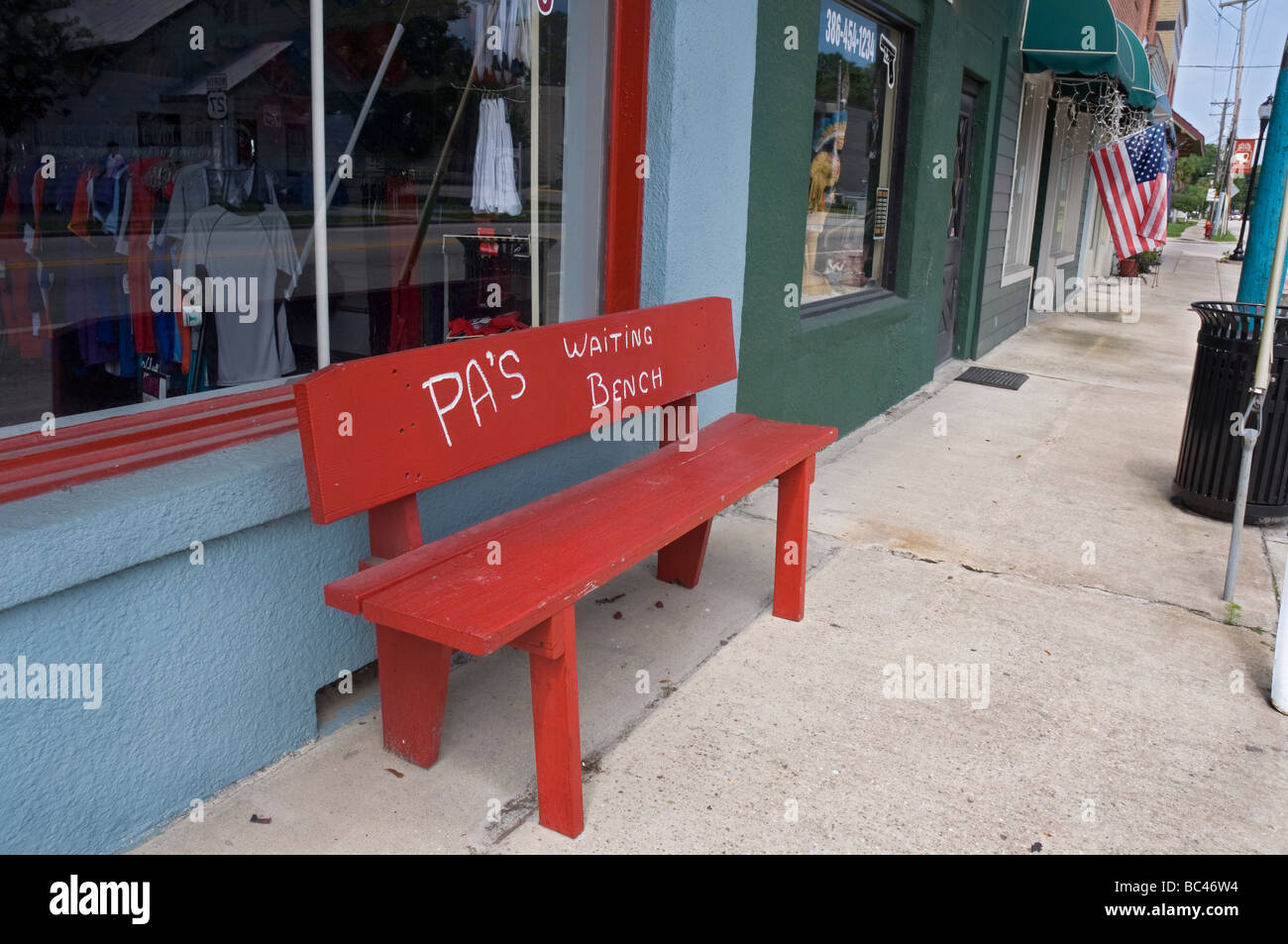 Mens bench hi-res stock photography and images - Alamy