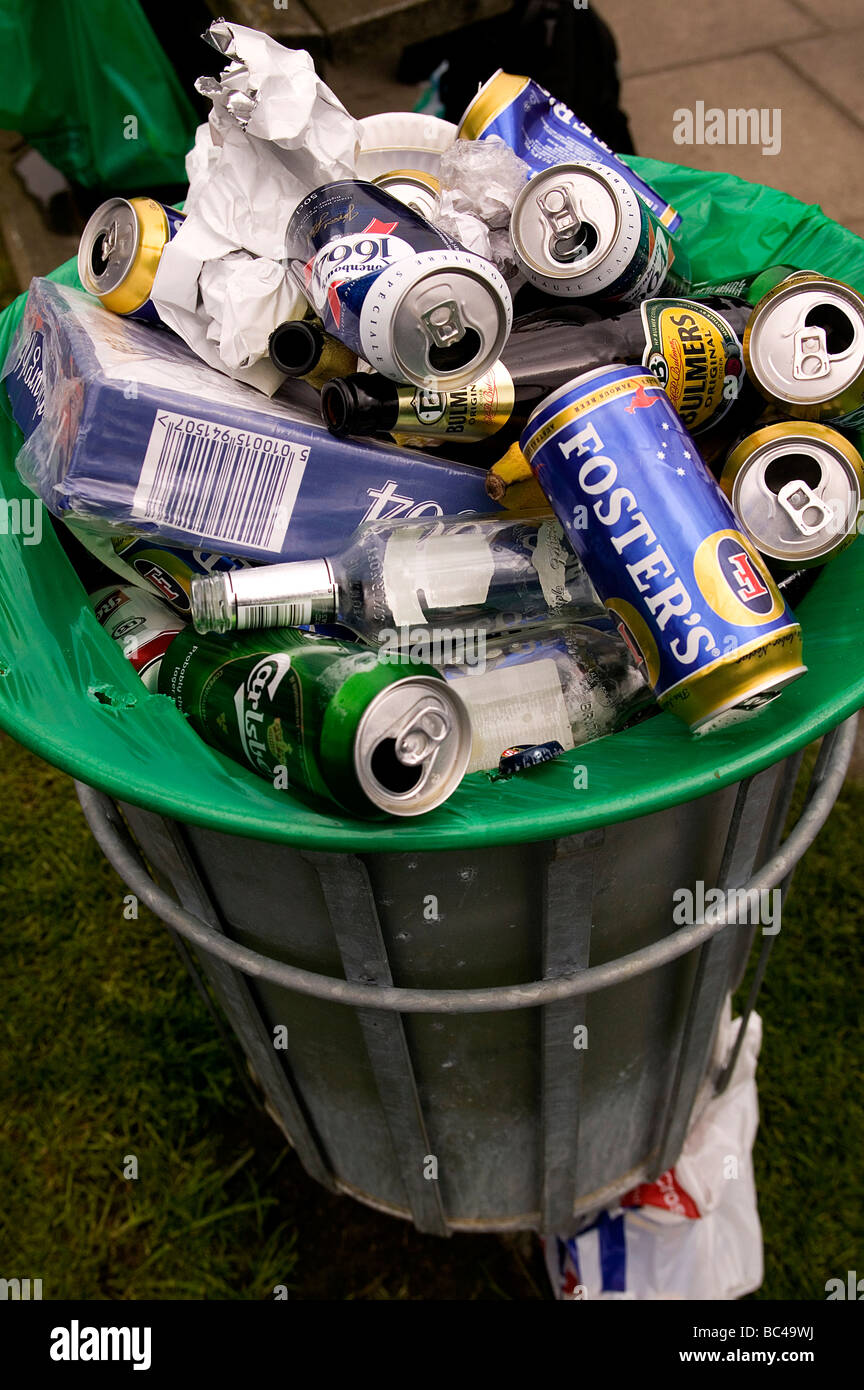 Trash cans overflowing hi-res stock photography and images - Alamy