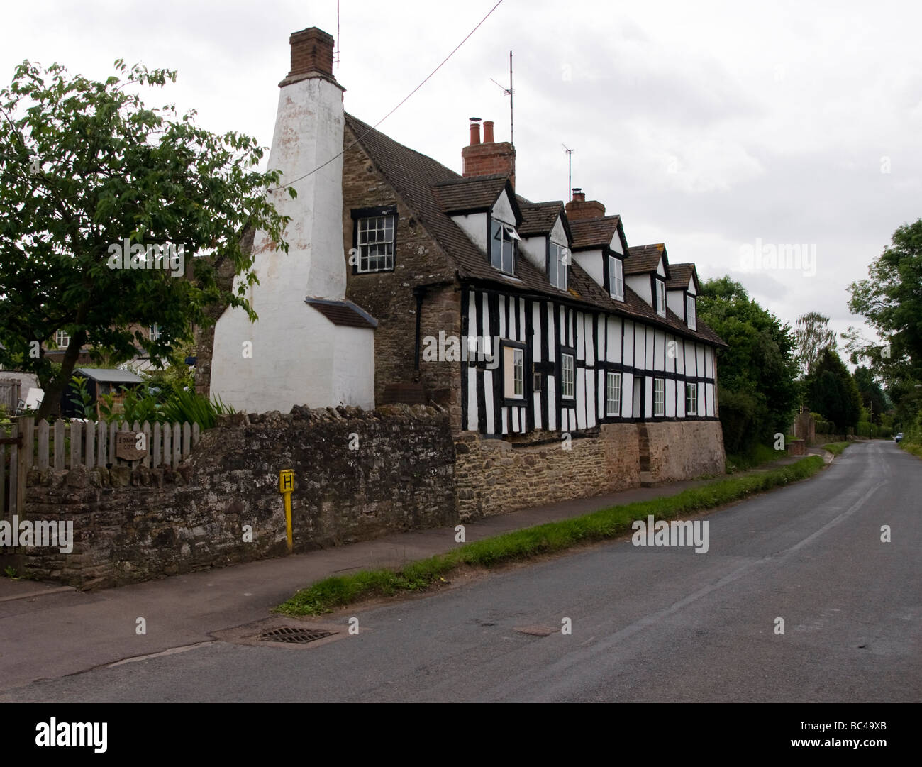 Tudor cottages hi-res stock photography and images - Alamy