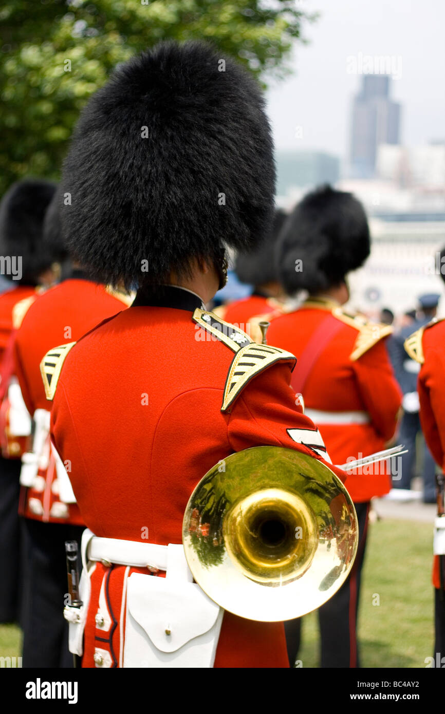 London guards attention hi-res stock photography and images - Alamy