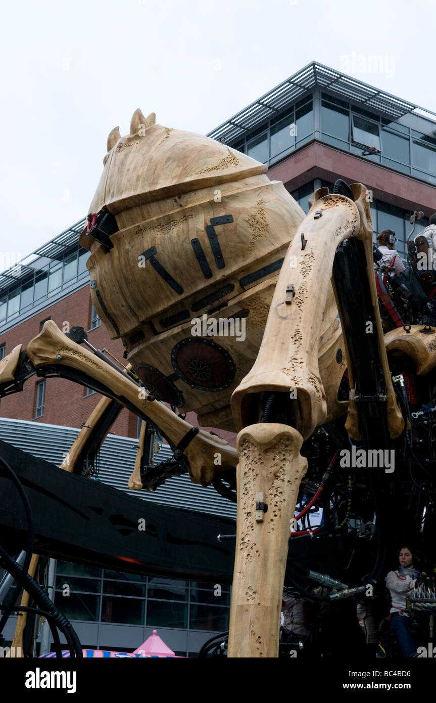 Huge spider sculpture hi-res stock photography and images - Alamy