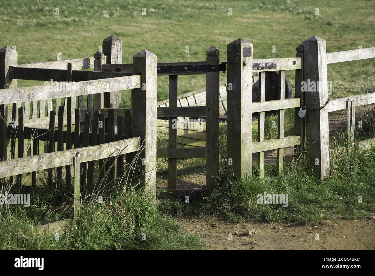 A gate on a footpath Stock Photo - Alamy