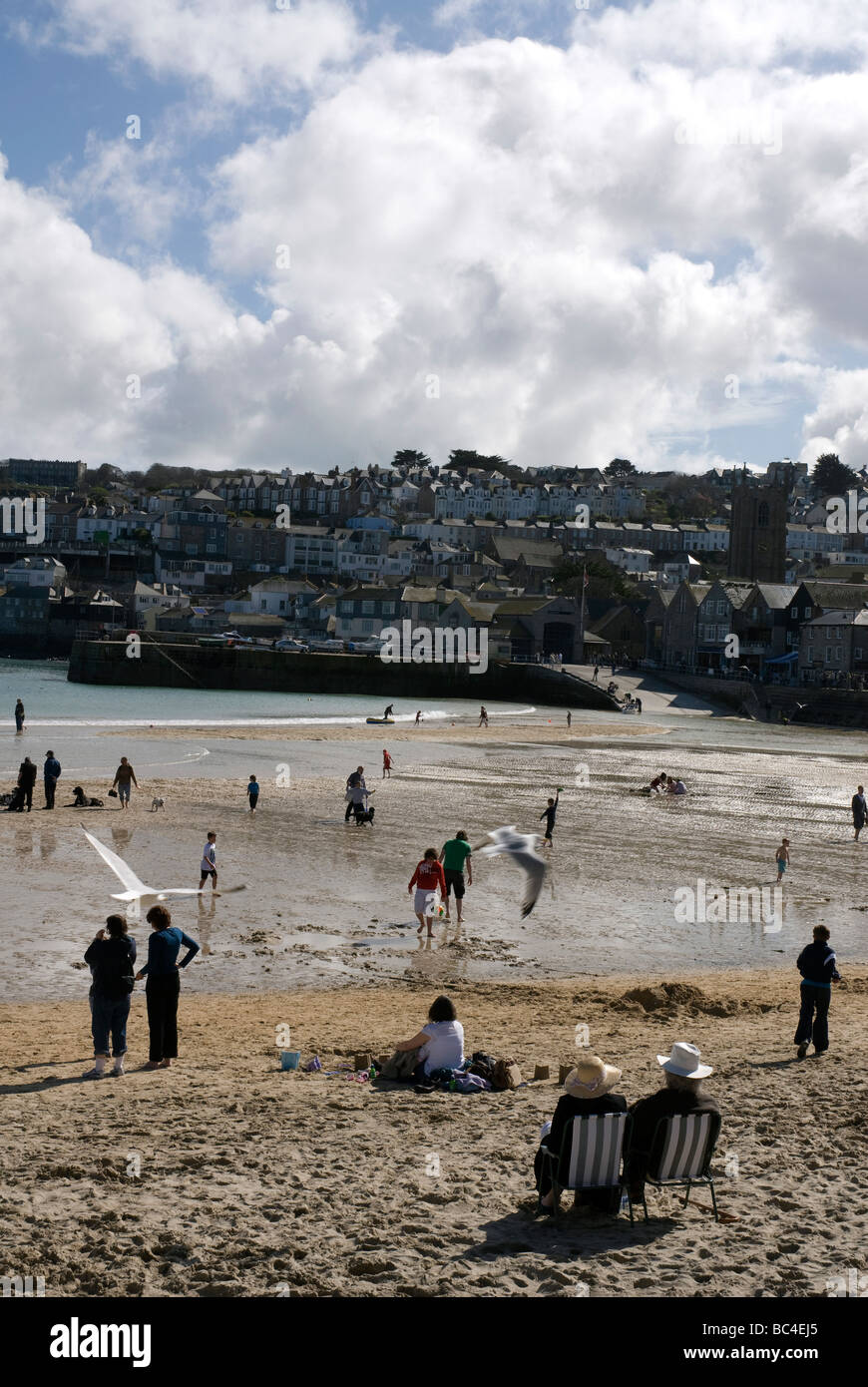 People on the Harbour Beach at St Ives, Cornwall Stock Photo - Alamy
