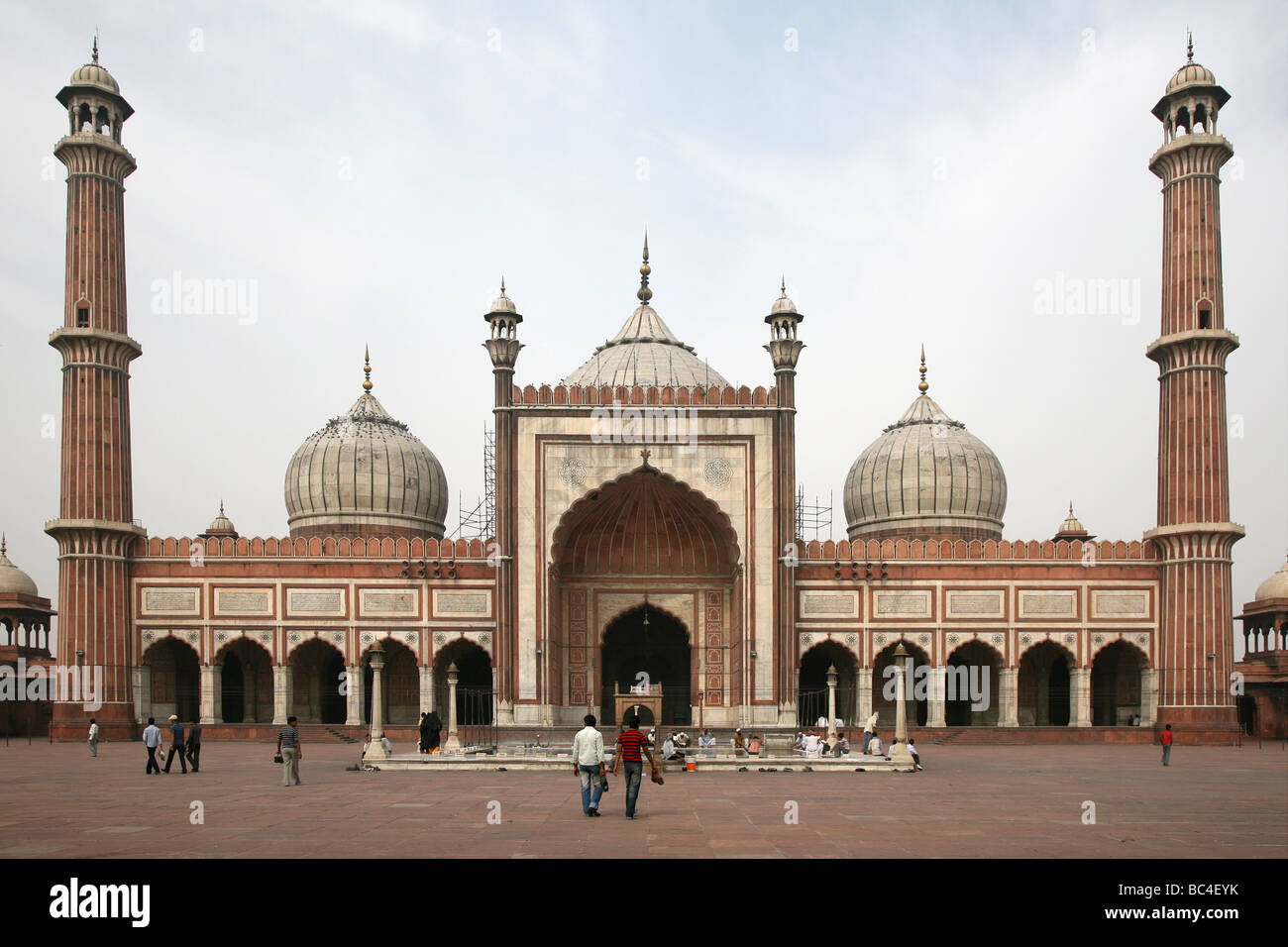 The courtyard and main facade of the Jama Masjid mosque in New Delhi ...
