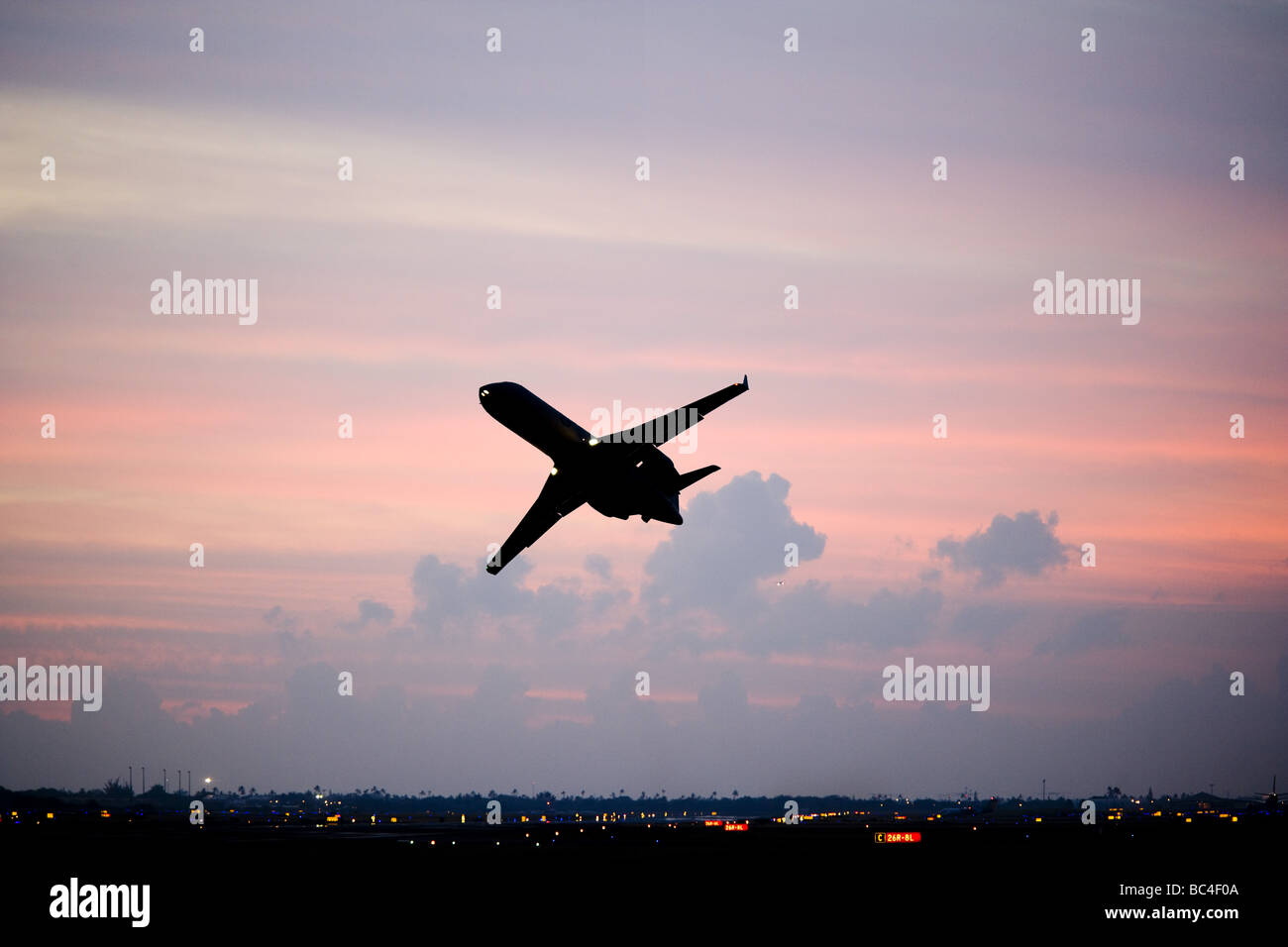 Commercial Aviation, Aircraft in flight Stock Photo - Alamy