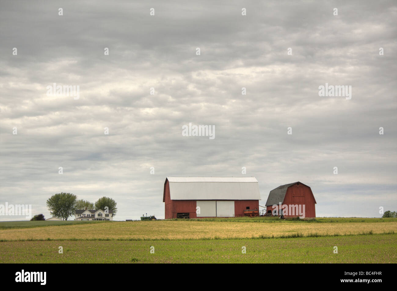Red barn storm clouds hi-res stock photography and images - Alamy