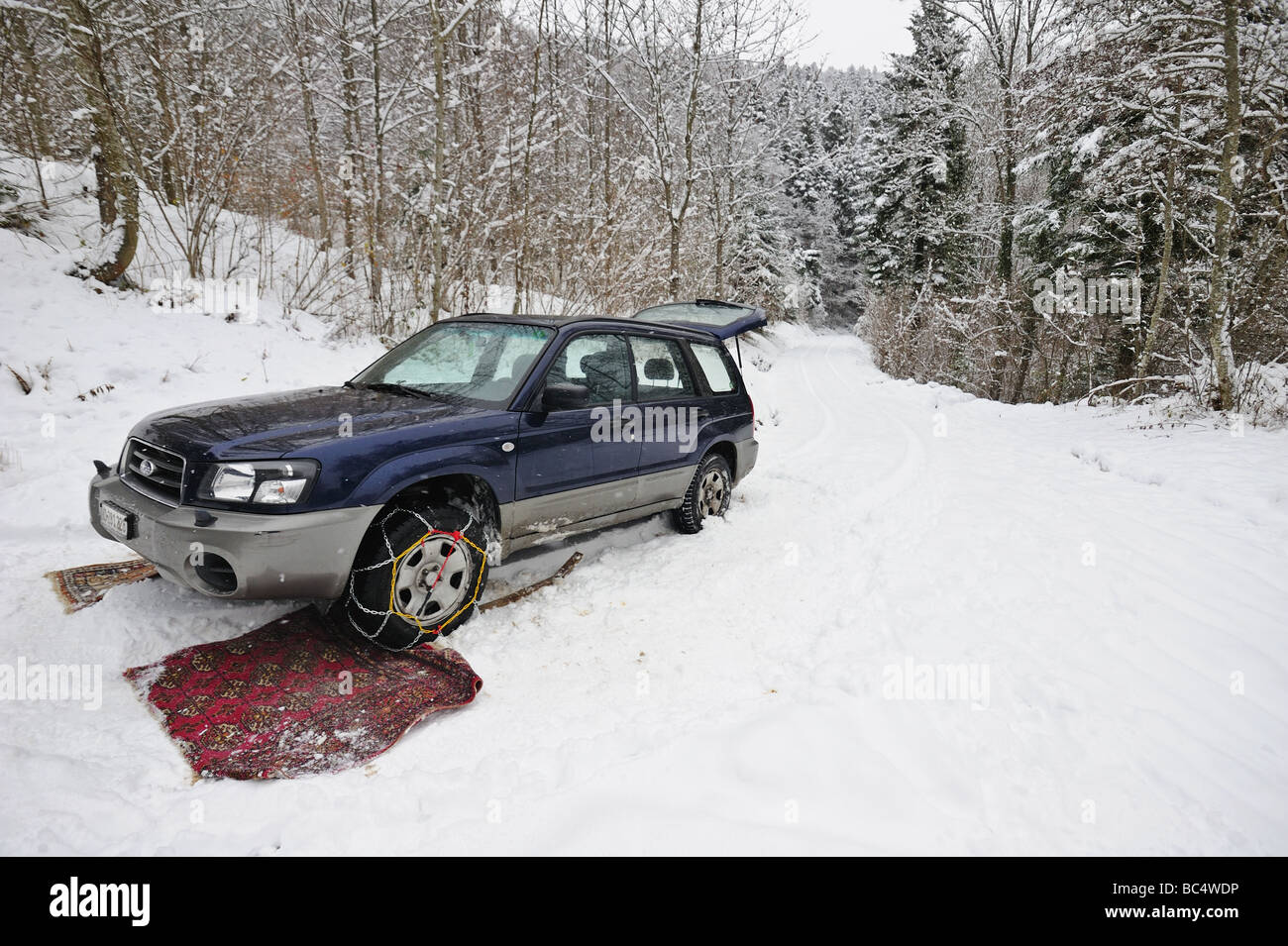 Car stuck in snow drift hi-res stock photography and images - Alamy