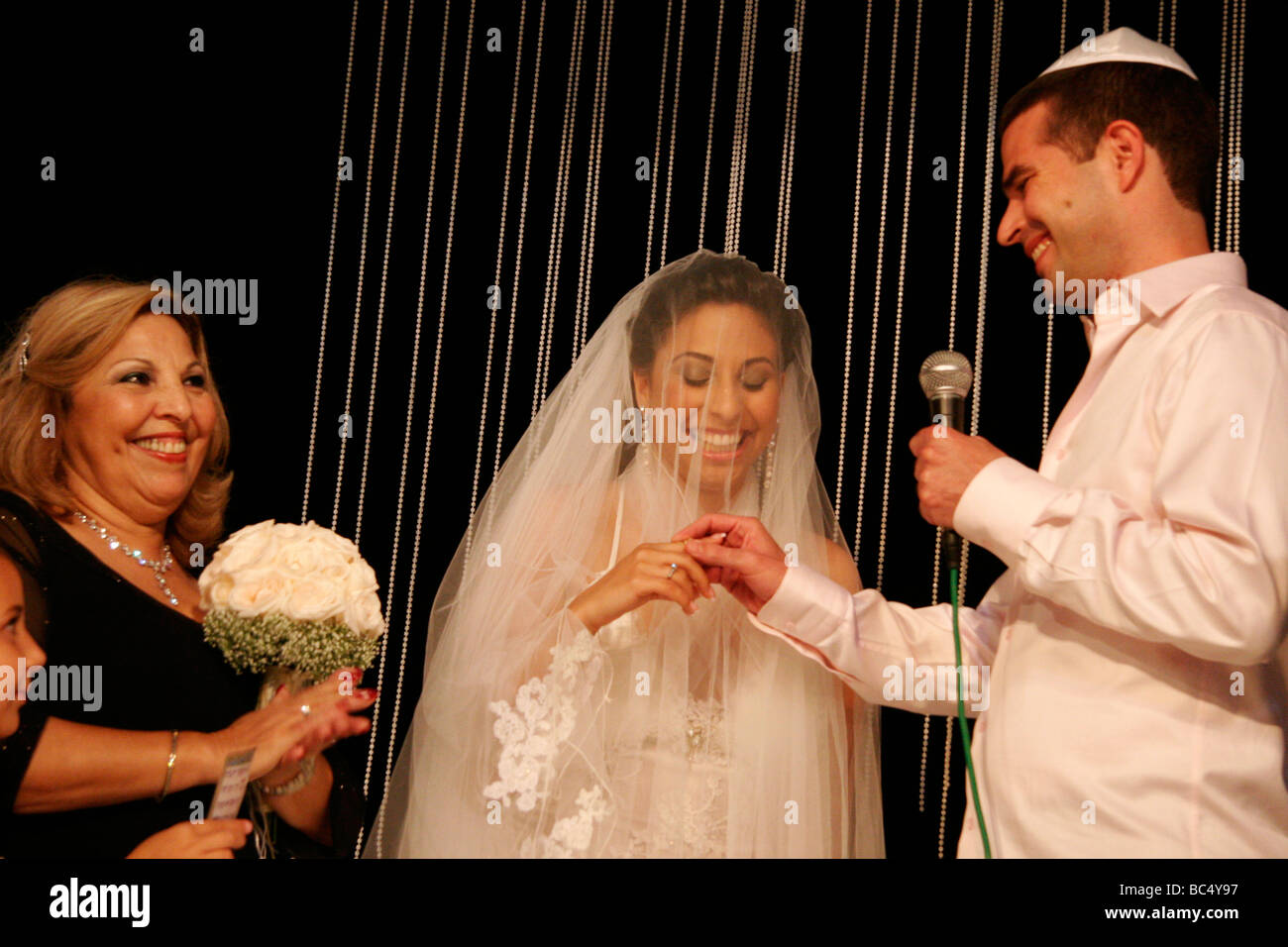 Jewish bride and groom ceremony hi-res stock photography and images - Alamy