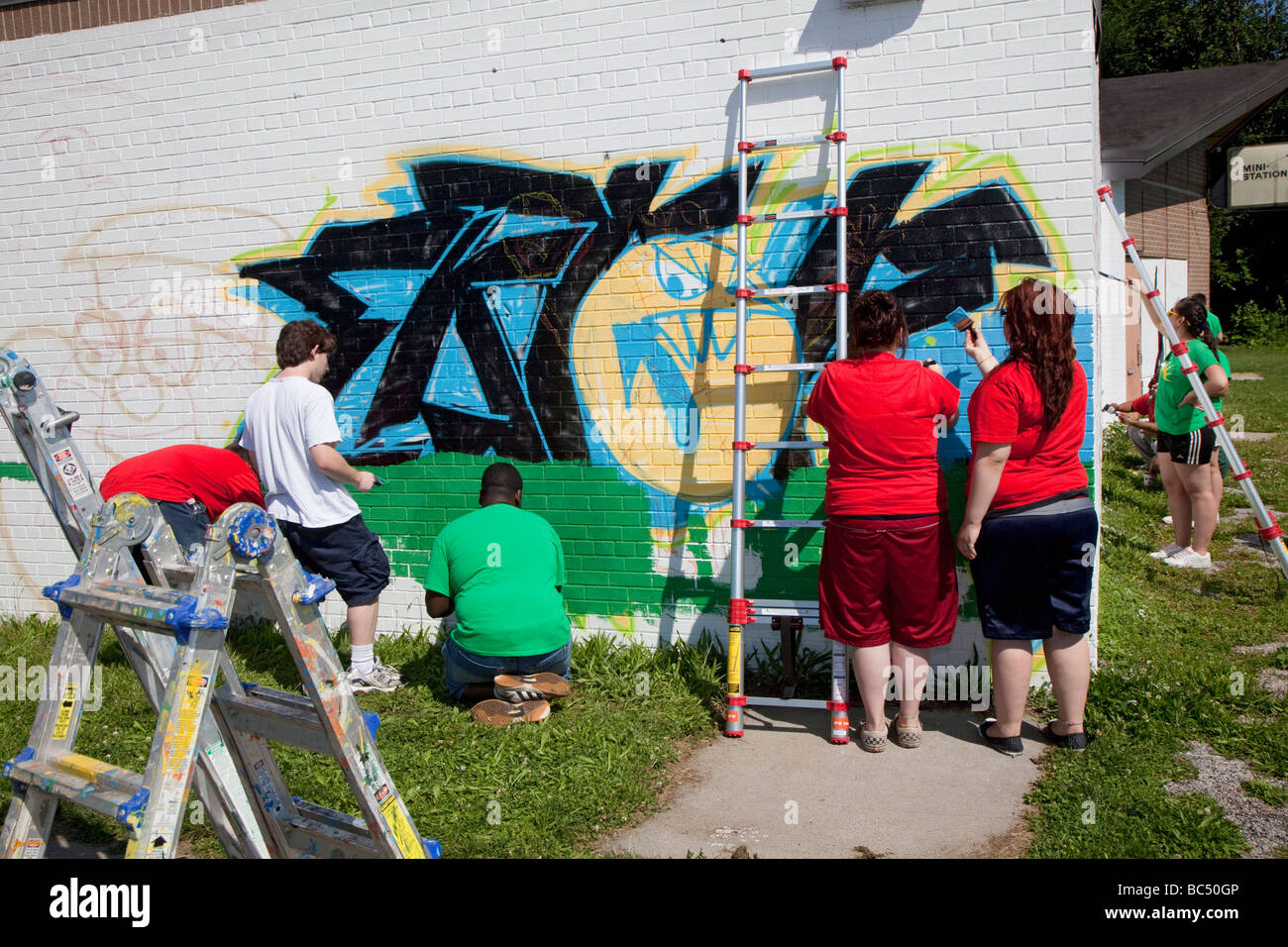 Teen painting in the park hi-res stock photography and images - Alamy