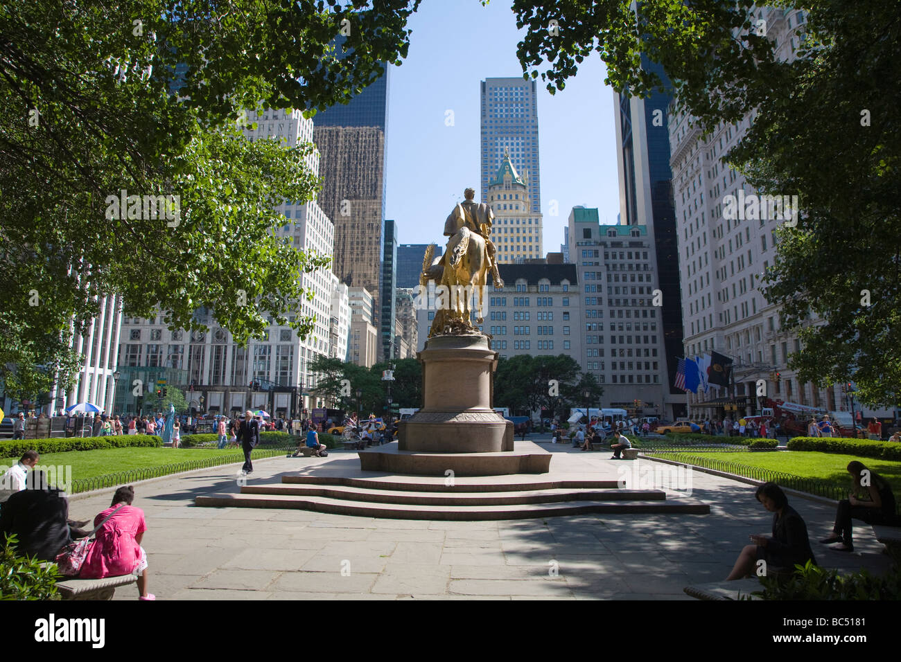Gold colored statue hi-res stock photography and images - Alamy