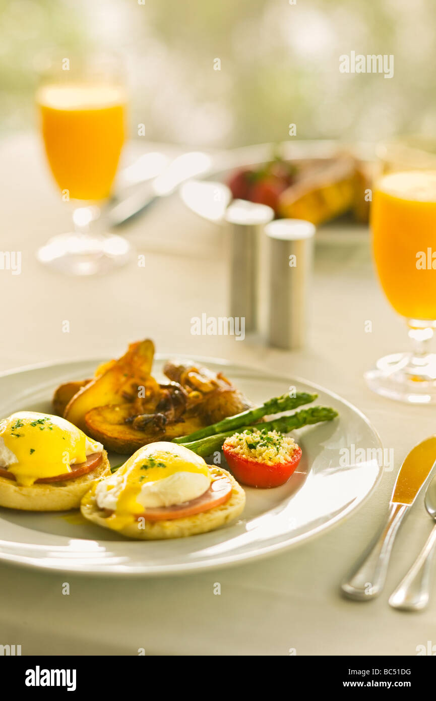 Eggs benedict canadian bacon hi-res stock photography and images - Alamy