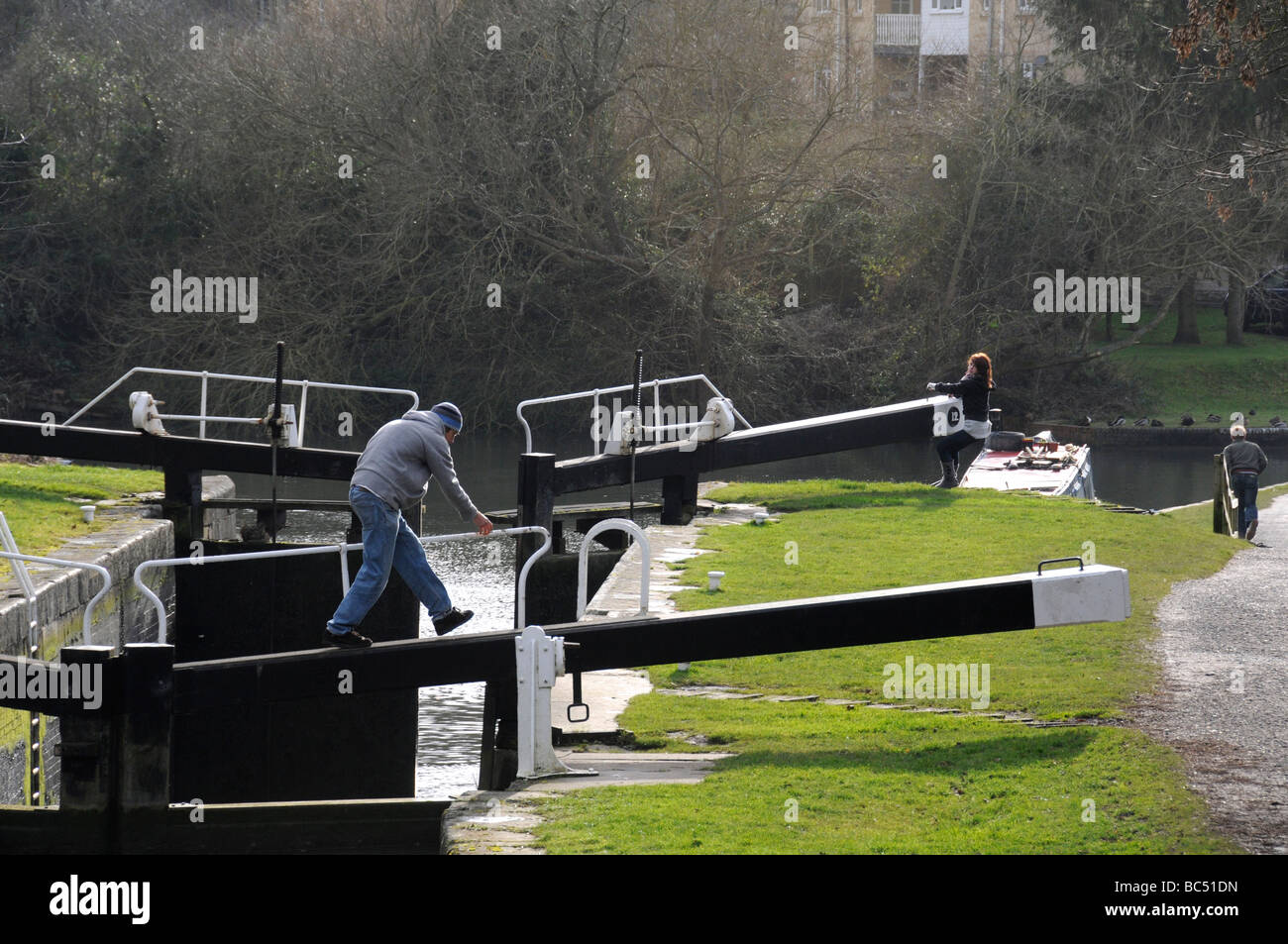 Operating Lock Gates On Kennet And Avon Canal Bath Stock Photo - Alamy
