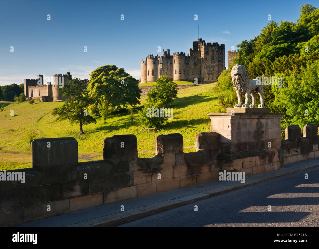 Alnwick lion northumberland hi-res stock photography and images - Alamy