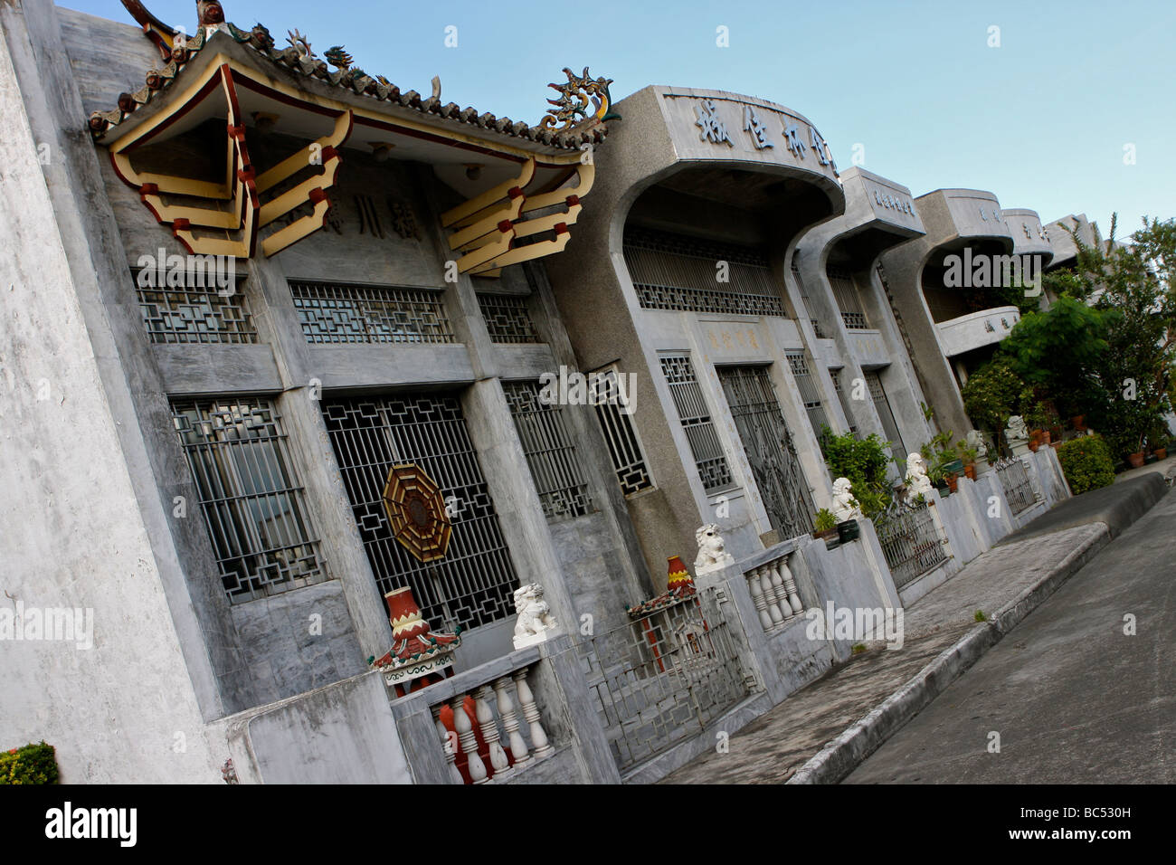 tombs of the manila chinese cemetery Stock Photo - Alamy