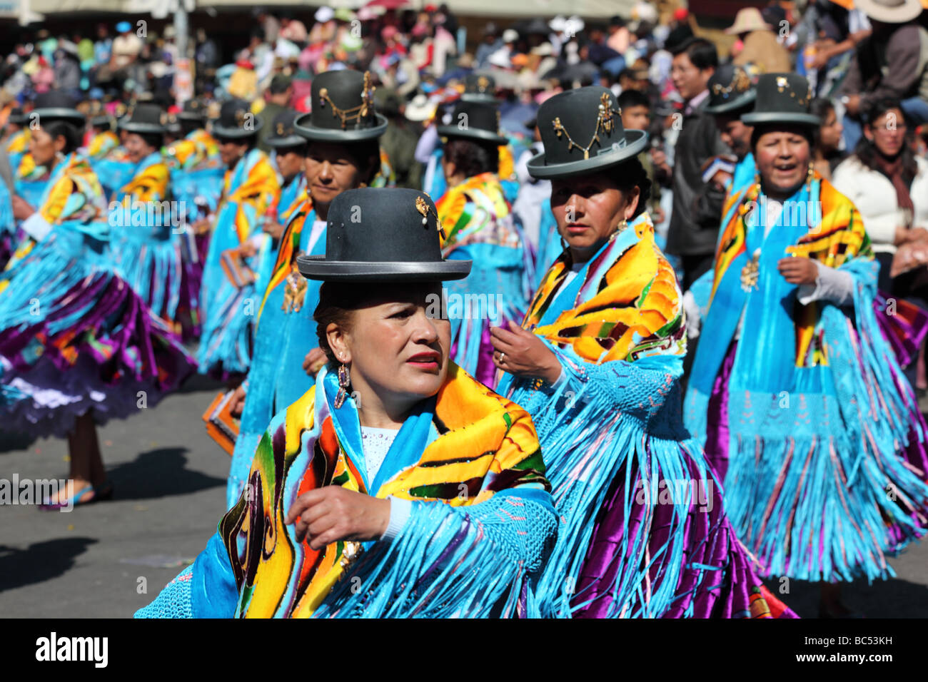 Cholitas wearing traditional dress dancing the morenada at the Gran ...