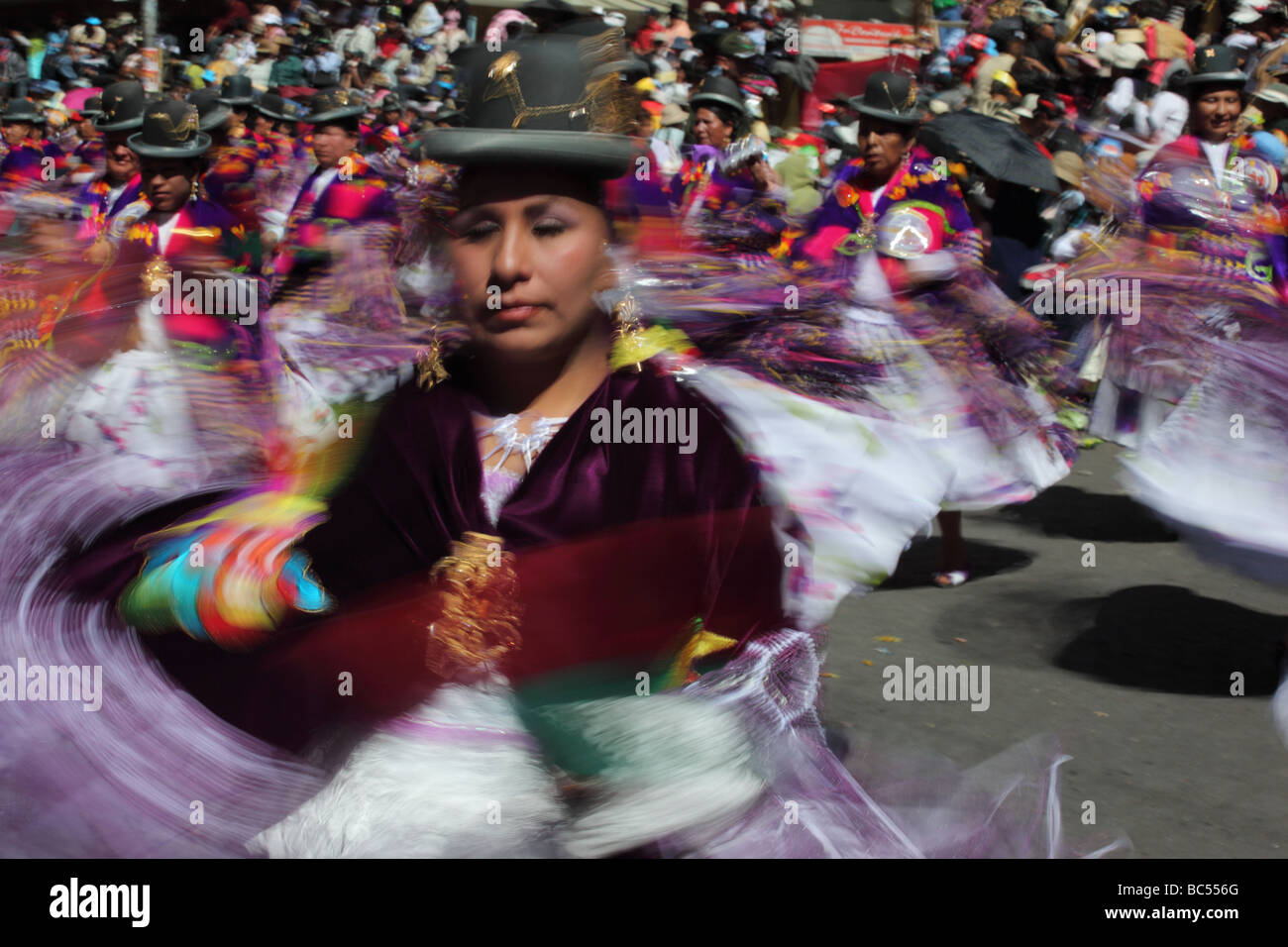 Cholitas wearing traditional dress dancing the morenada at the Gran ...
