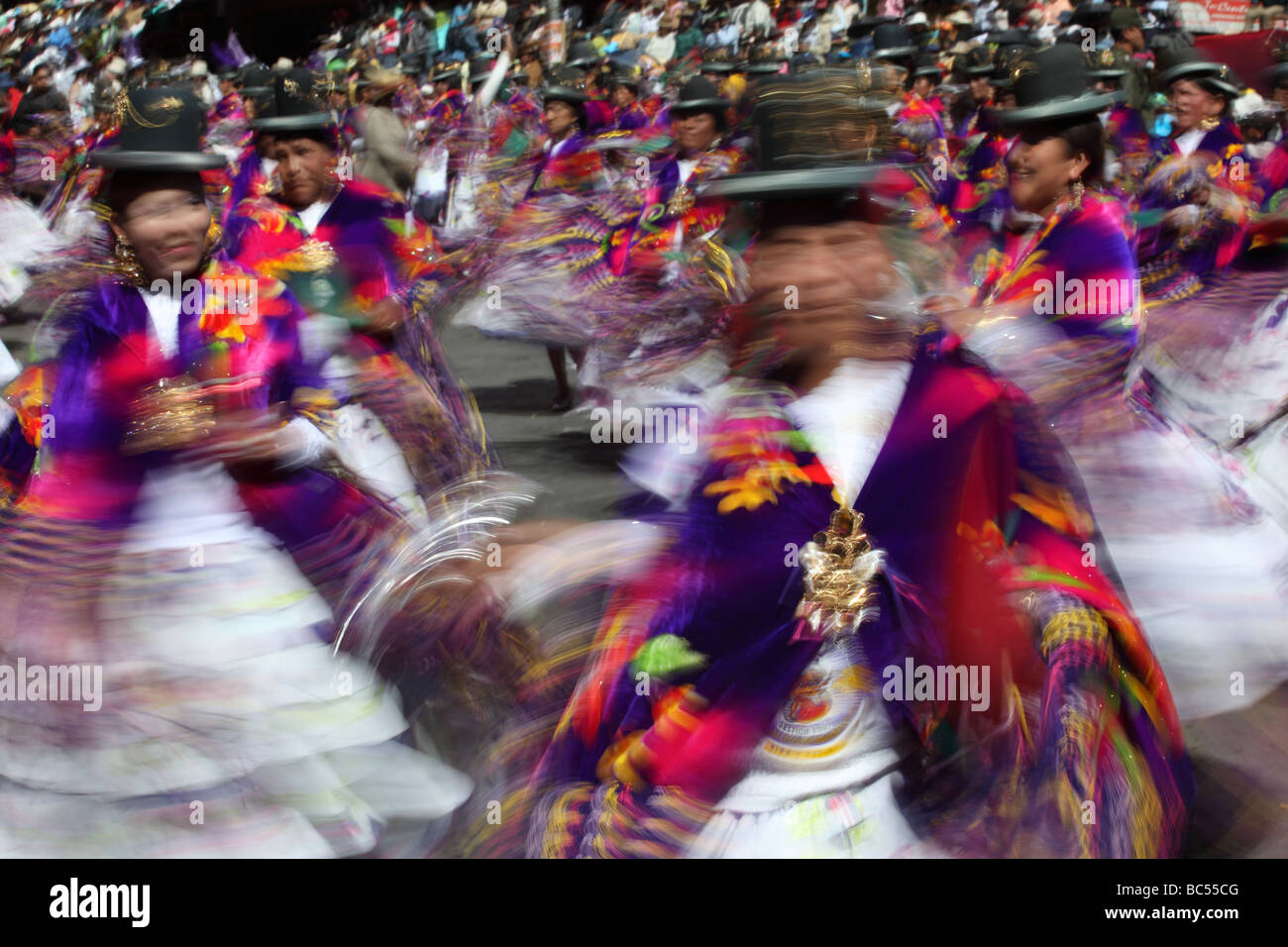 Cholitas wearing traditional dress dancing the morenada at the Gran ...