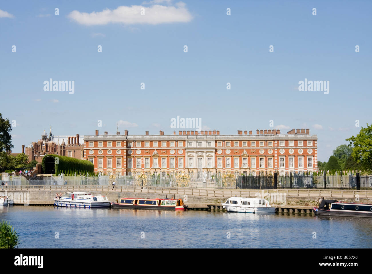 Hampton court palace river boat hi-res stock photography and images - Alamy