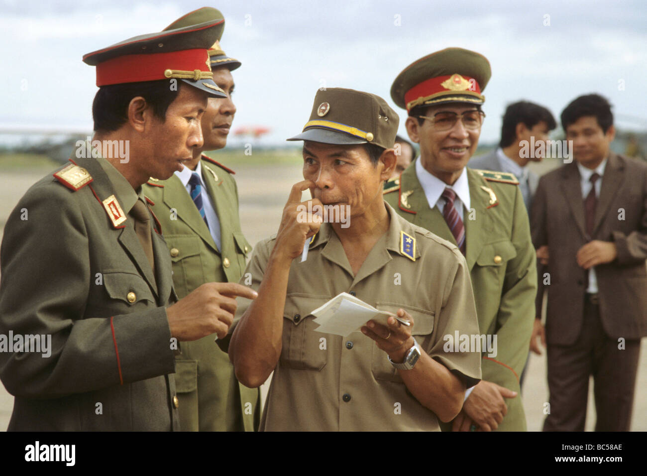 cambodia phnom penh soldiers Stock Photo - Alamy