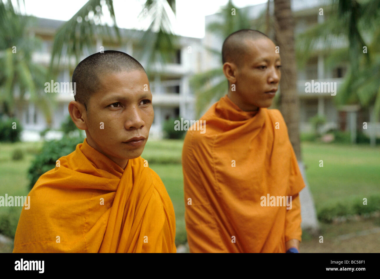 cambodia monks phnom penh Stock Photo - Alamy