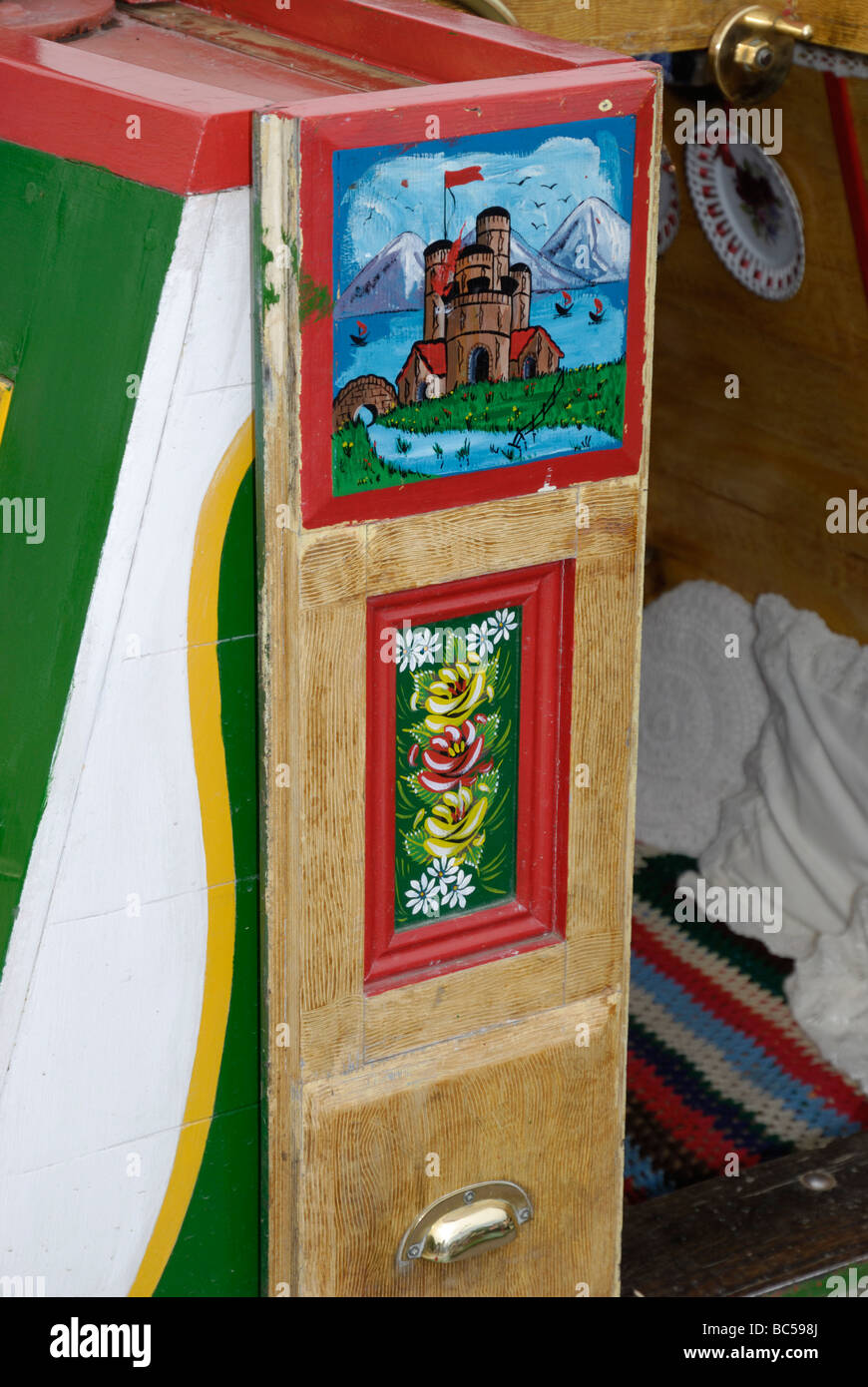 Traditional English narrow boat art. Braunston Marina, Northamptonshire ...