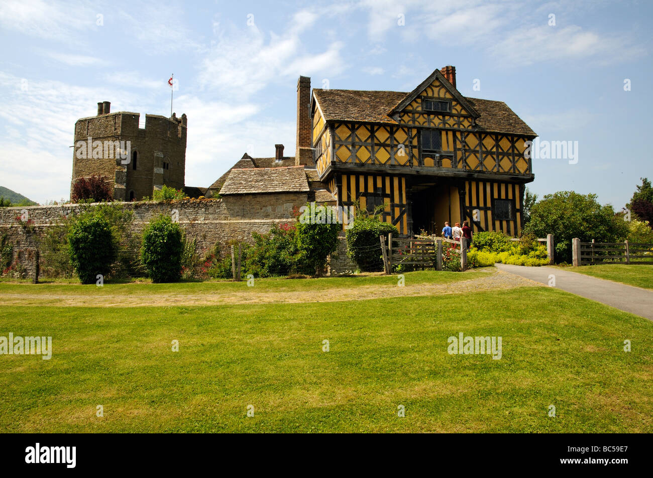 Stokesay castle gate house hi-res stock photography and images - Alamy