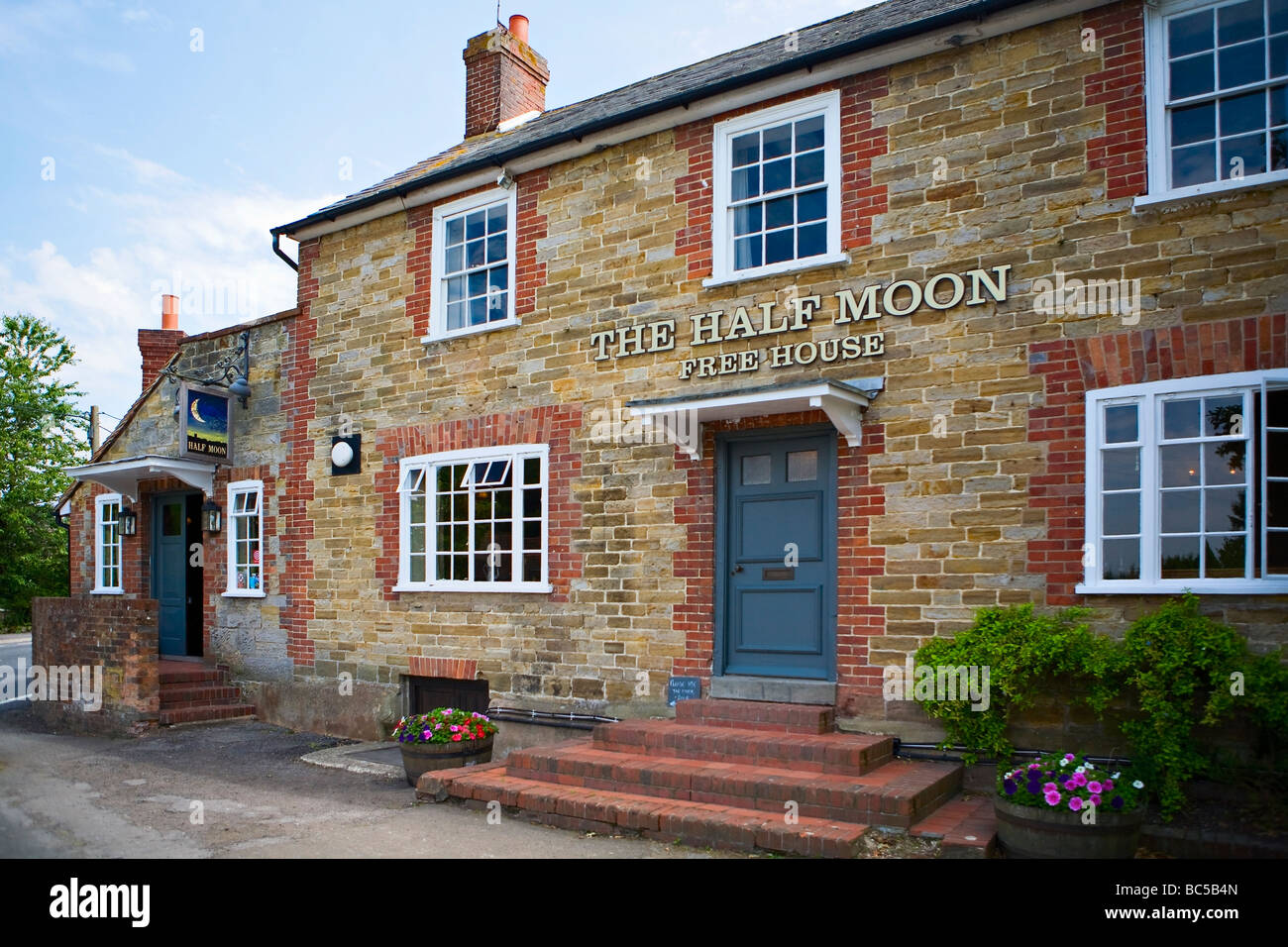 Half moon pub sussex hi-res stock photography and images - Alamy