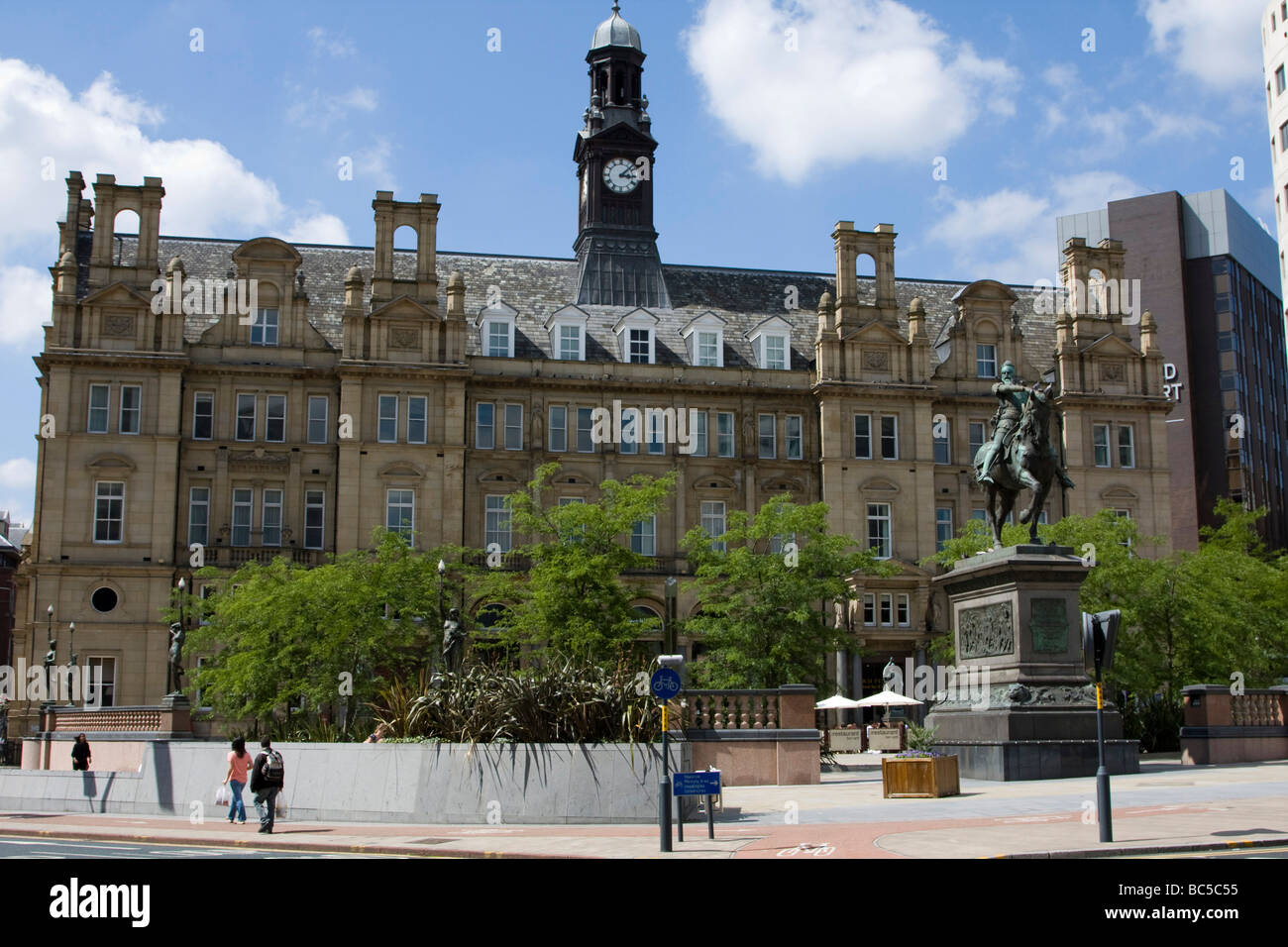 Old city square hi-res stock photography and images - Alamy
