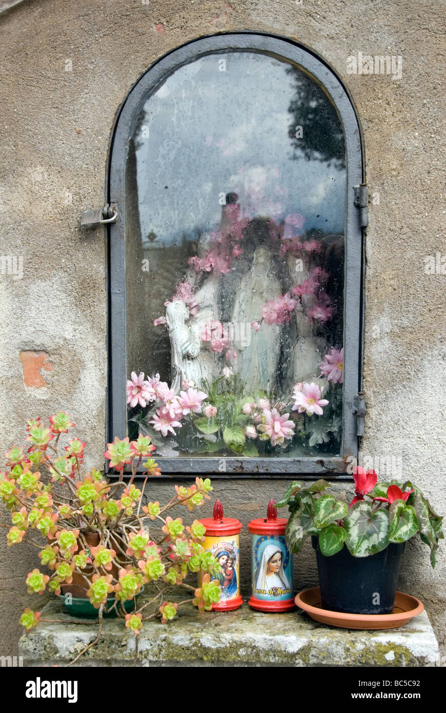 Roadside shrine or pilgrims Stock Photo - Alamy
