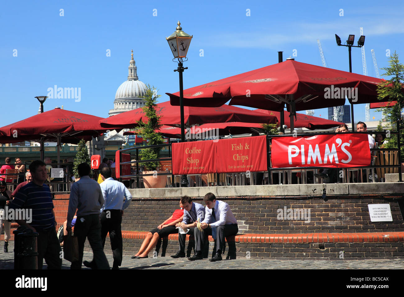 Embankment and pub in London Stock Photo - Alamy